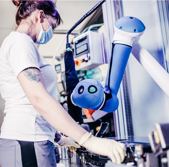 Cobots interact hand in hand with manufacturing personnel | ZKW