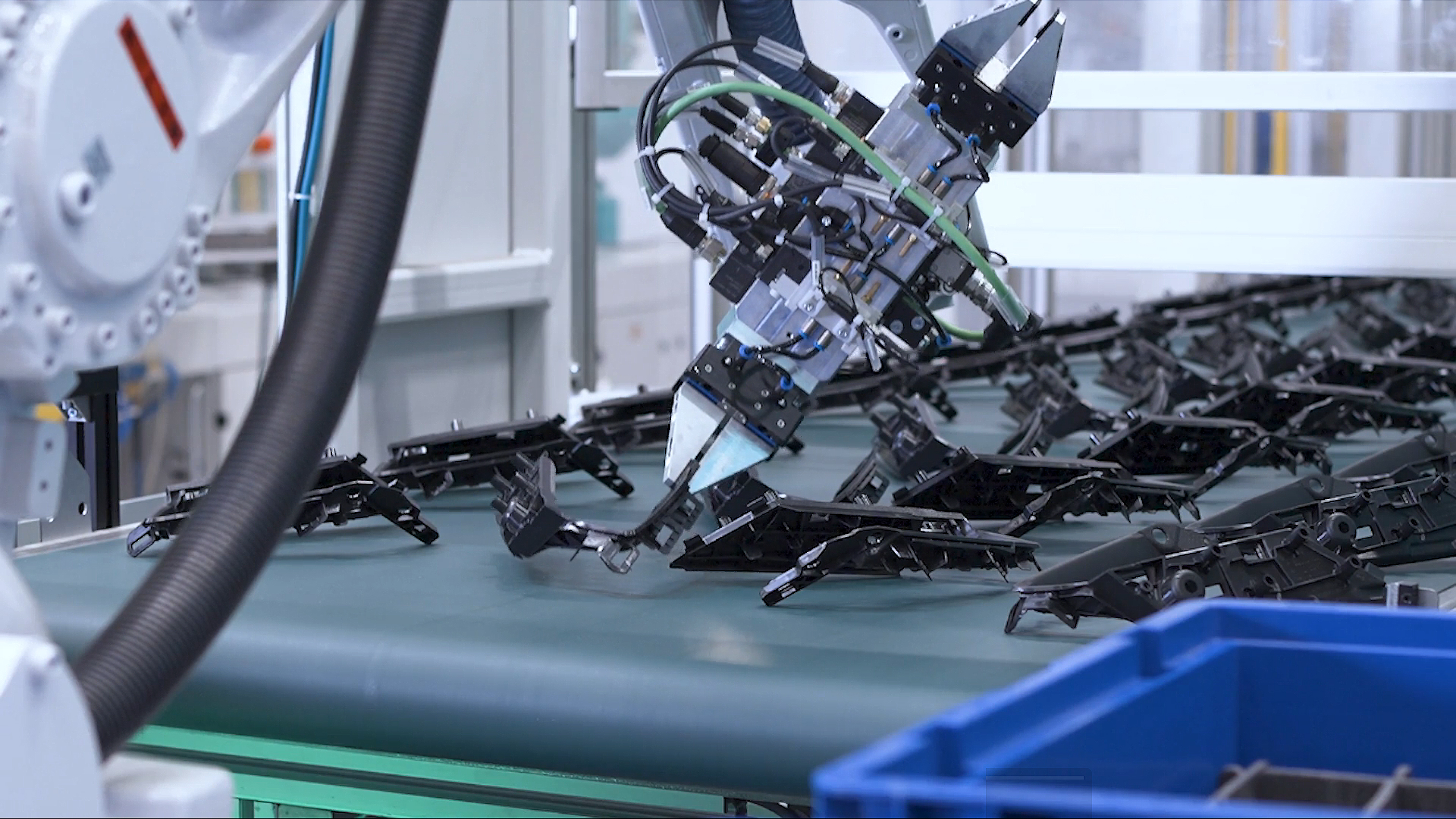 Complex components, chaotic arrangement – FMB automates the sorting and ...