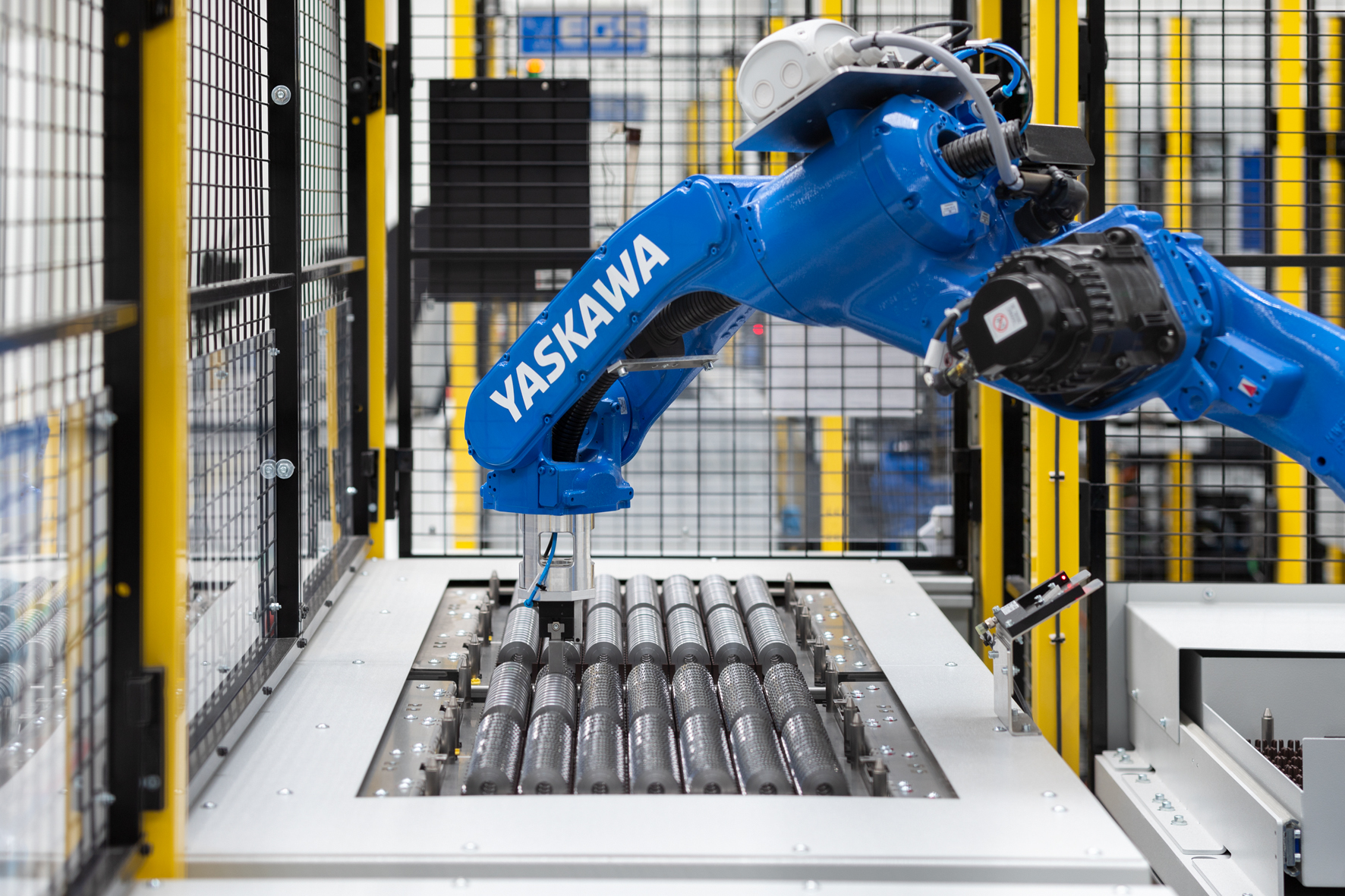 Highly flexible automation for large-scale production of e-bike components