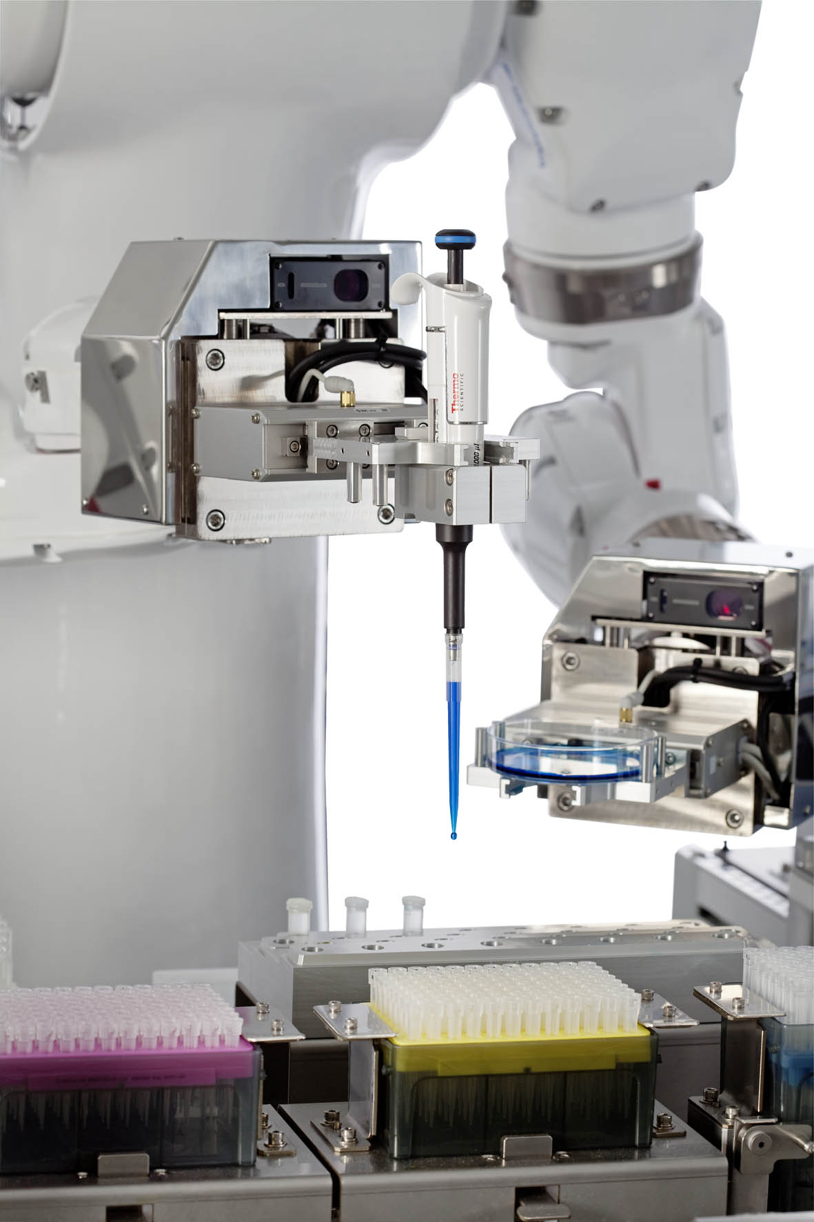 Automated laboratory tests with robots